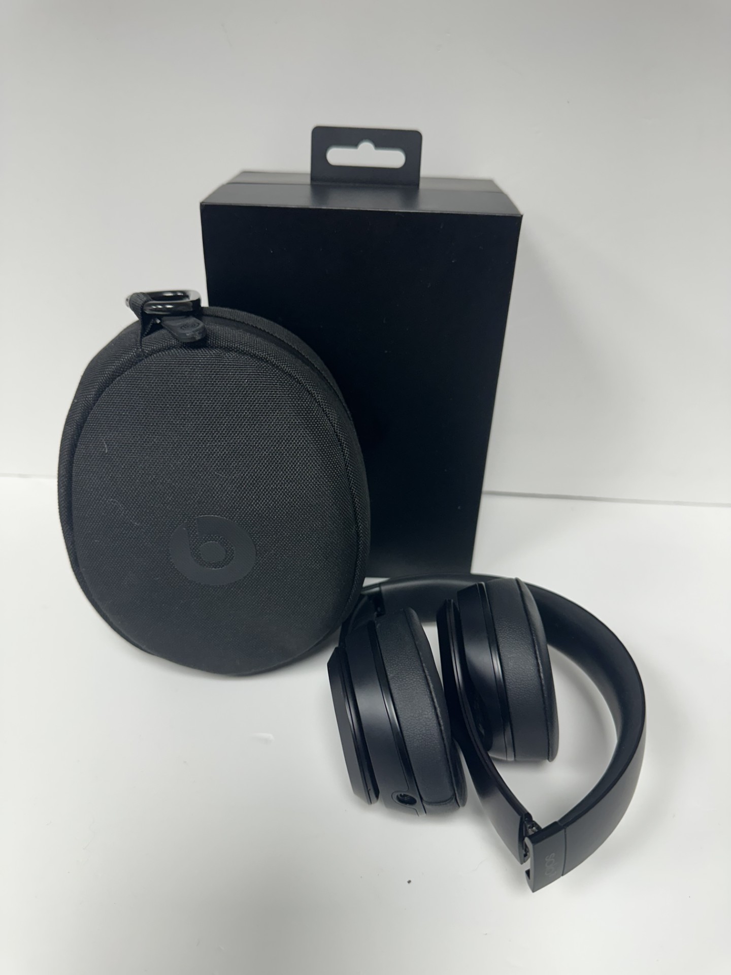 Used BEATS SOLO 3 WIRELESS NOISE CANCELLING OVER-EAR HEADPHONES BLACK ...